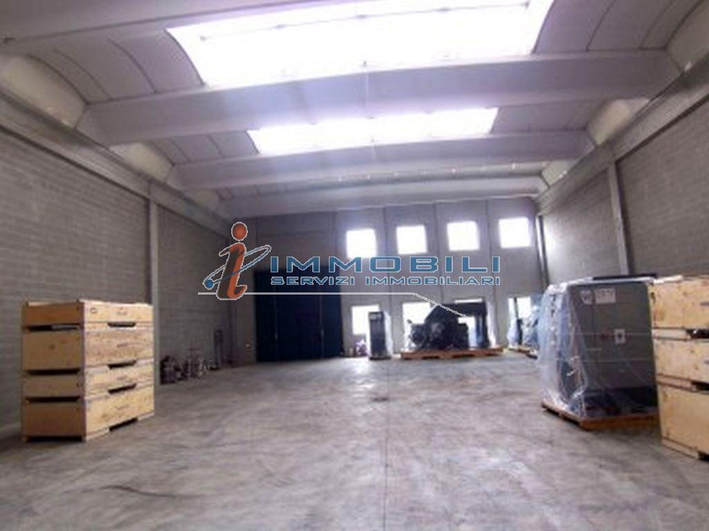 Capannone in vendita a Arese