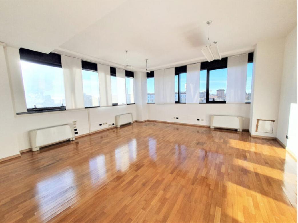 Esercizio commerciale in affitto a Sesto San Giovanni