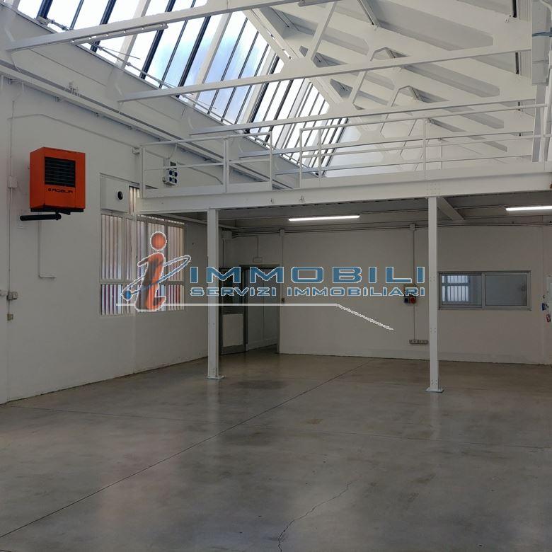 Esercizio commerciale in affitto a Milano