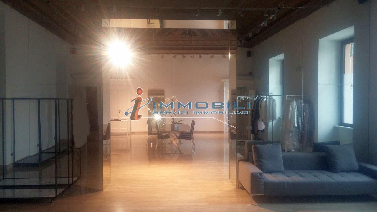 Esercizio commerciale in affitto a Milano