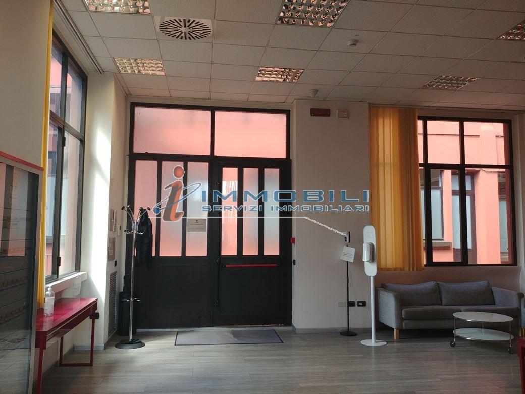 Esercizio commerciale in affitto a Milano