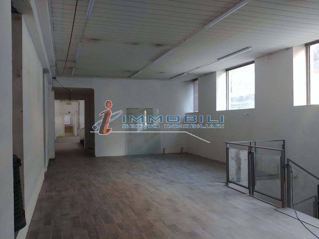 Esercizio commerciale in vendita a Milano