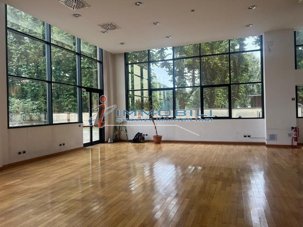 Esercizio commerciale in affitto a Sesto San Giovanni