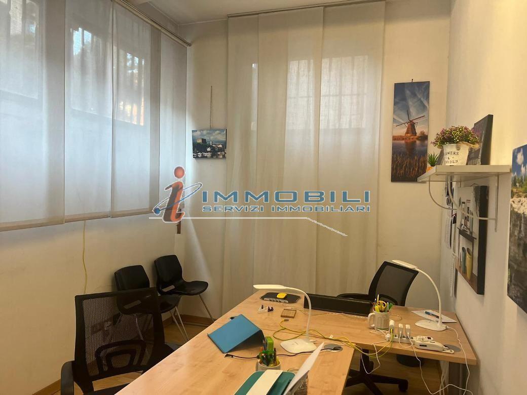 Esercizio commerciale in vendita a Milano