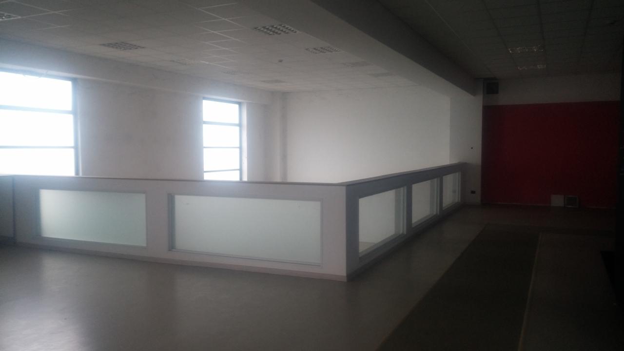 Esercizio commerciale in affitto a Vignate