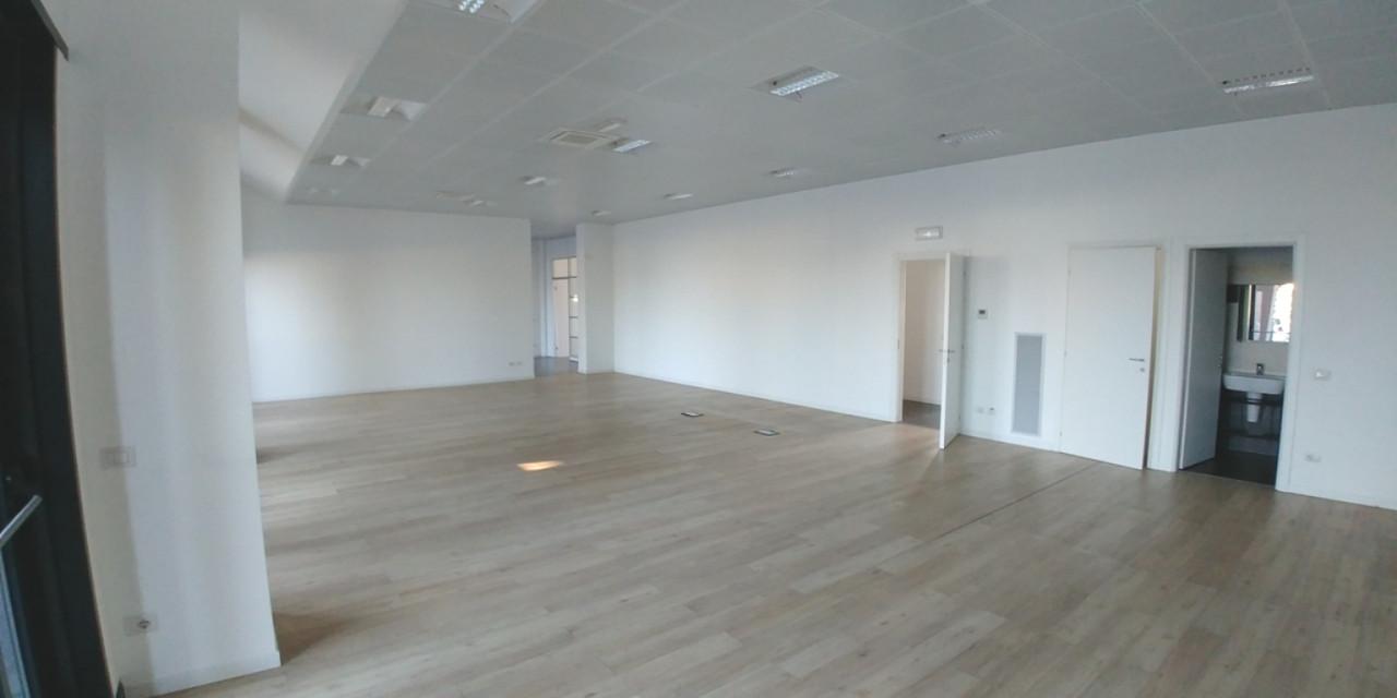 Esercizio commerciale in vendita a Bernareggio