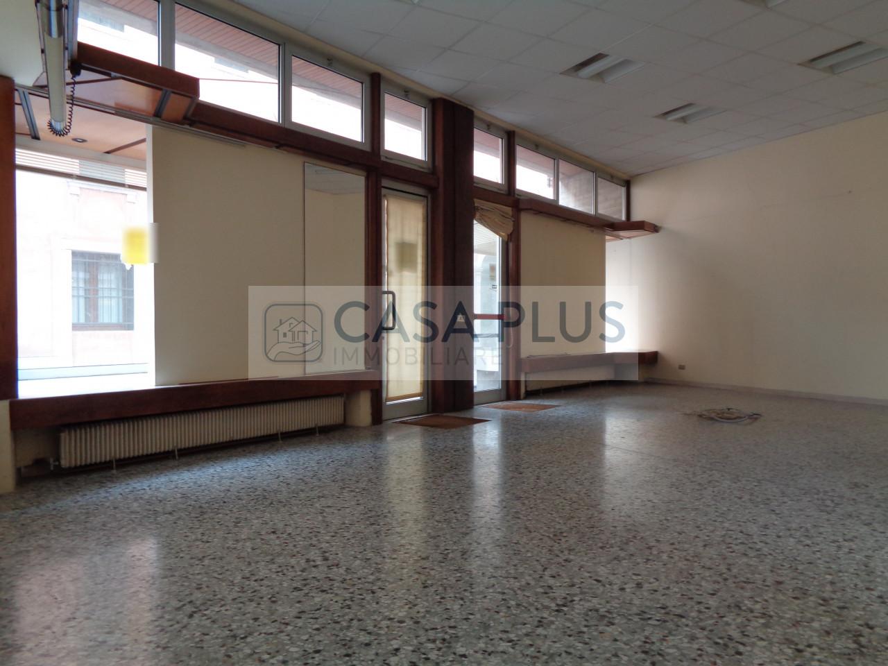 Negozio in affitto a Bassano Del Grappa