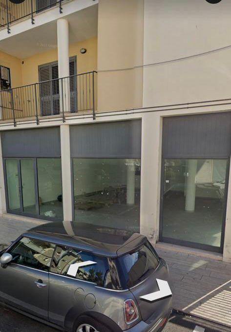 Esercizio commerciale in affitto a Alba Adriatica
