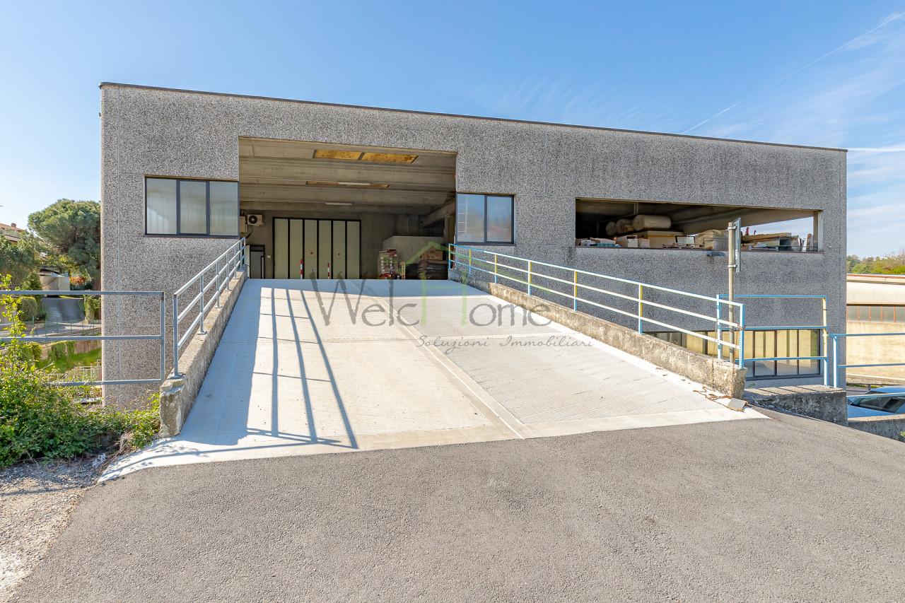 Capannone in vendita a Albese Con Cassano