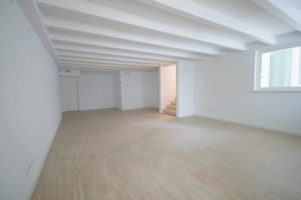 Esercizio commerciale in vendita a Trento