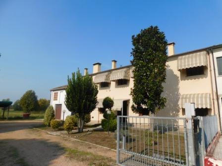 Villa in vendita a Giacciano Con Baruchella