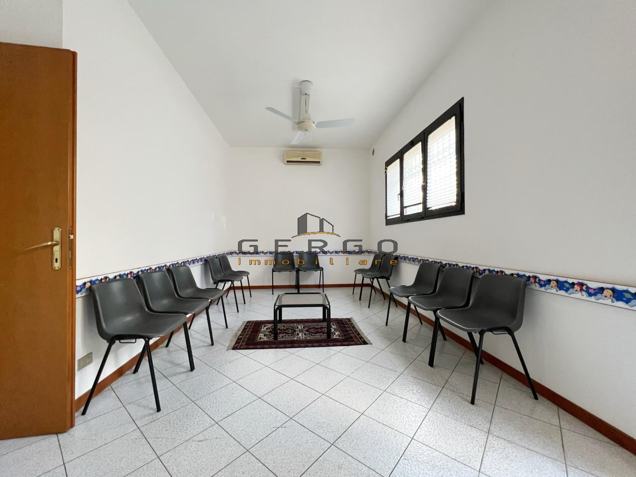 Ufficio in vendita a Caerano Di San Marco