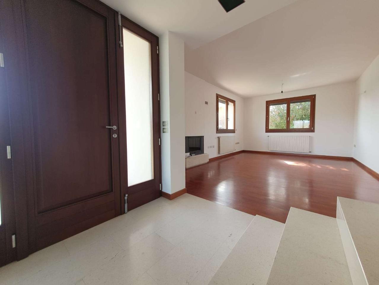 Villa bifamiliare in vendita a Due Carrare