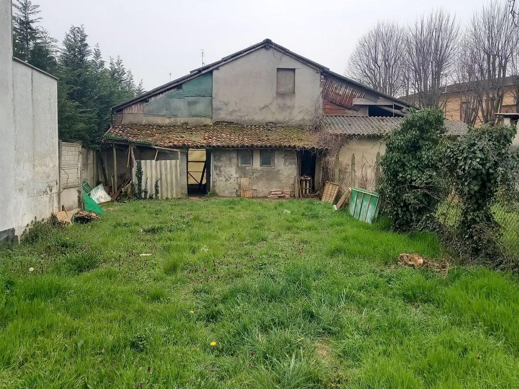 Terreno con rustico in vendita a Chignolo Po