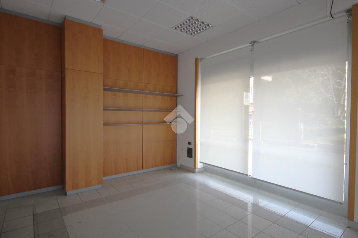 Negozio in affitto a Alba