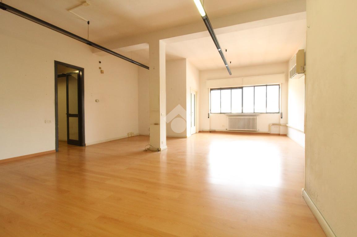 Ufficio in affitto a Pescate