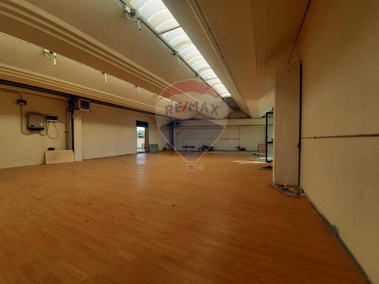 Negozio in vendita a Pecetto Di Valenza