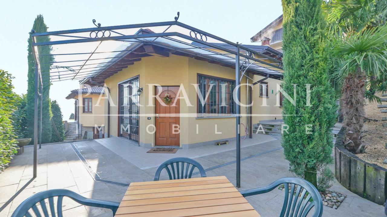 Villa bifamiliare in vendita a Rogeno