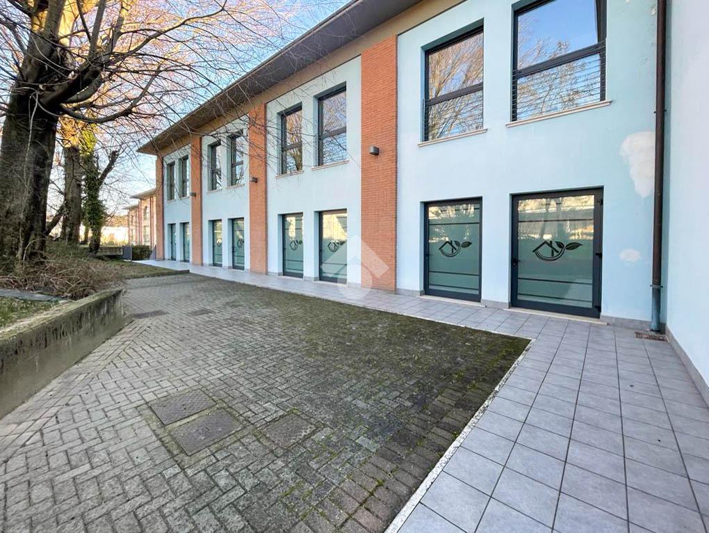 Negozio in affitto a Salo'