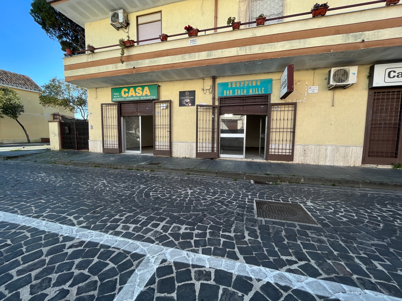 Negozio in vendita a Castel Volturno