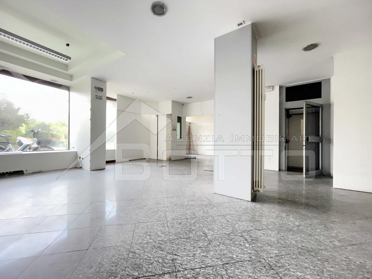 Negozio in vendita a Borgosesia