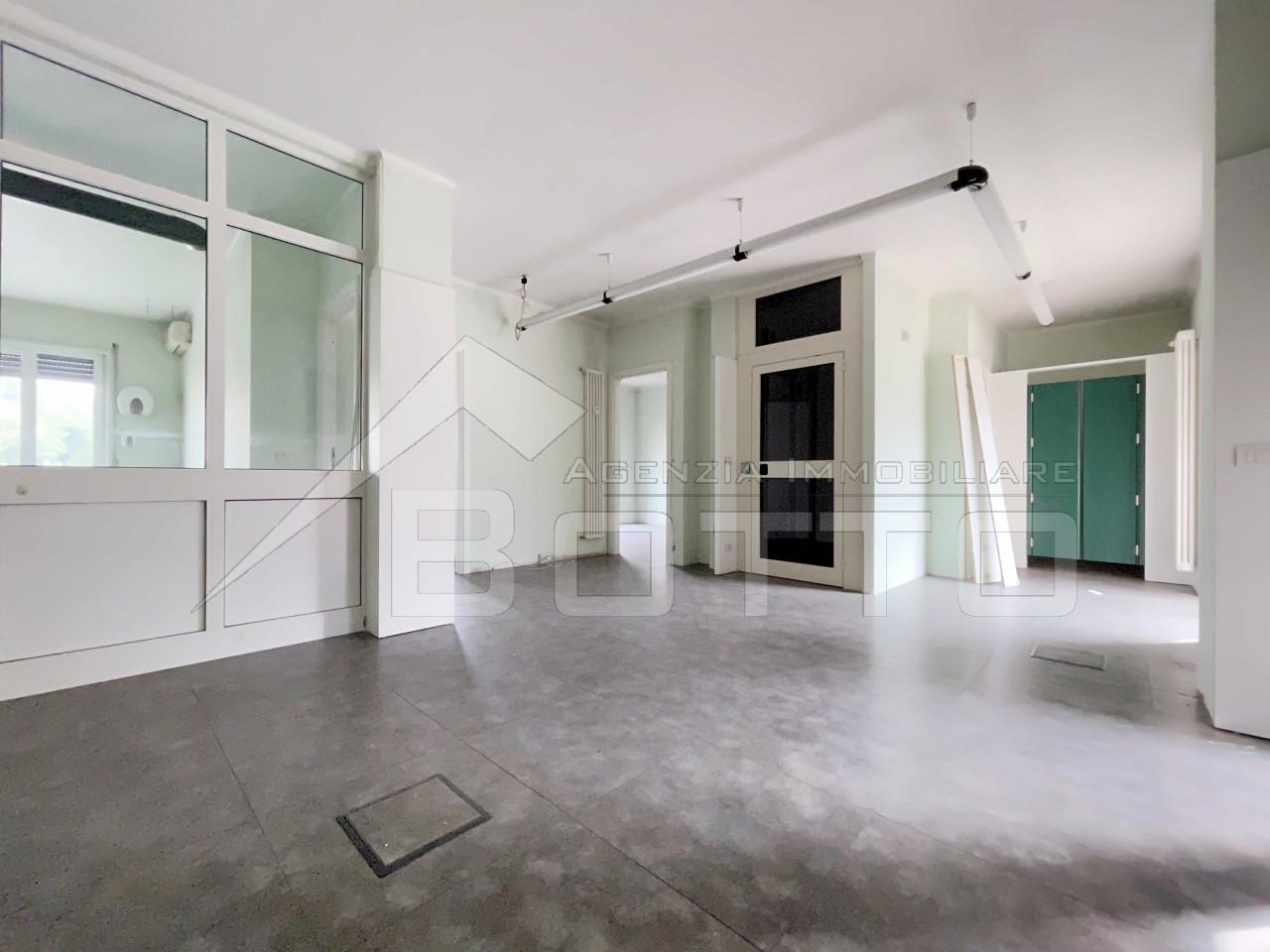 Negozio in vendita a Borgosesia