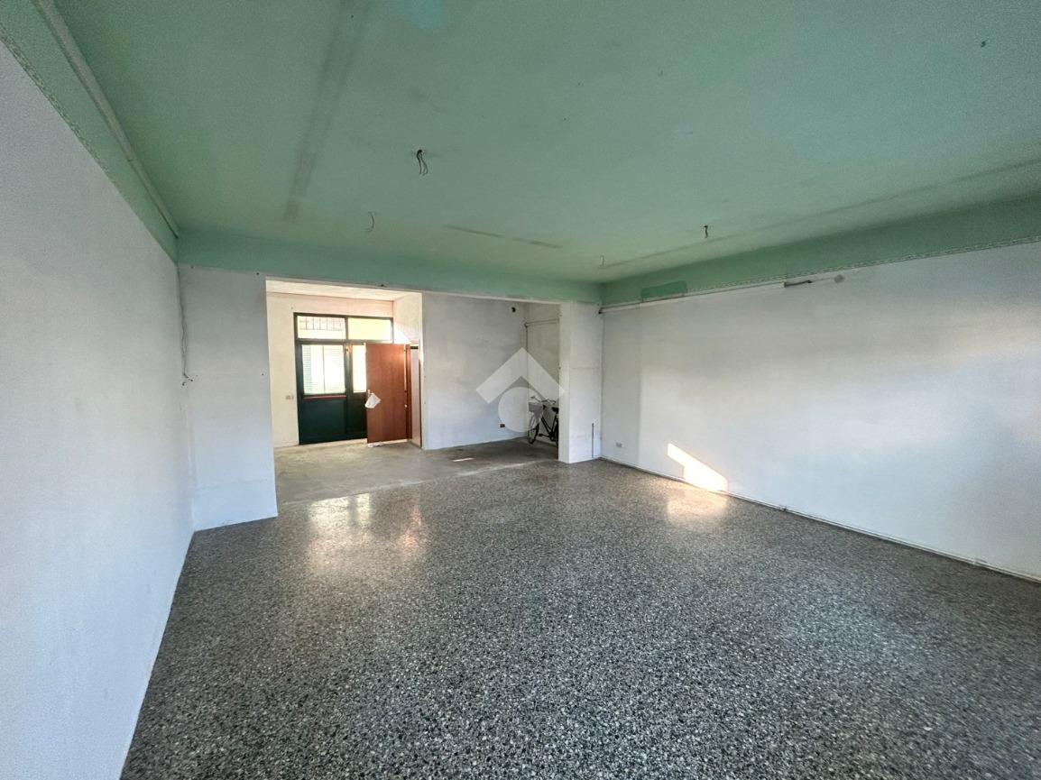 Negozio in affitto a Rosa'