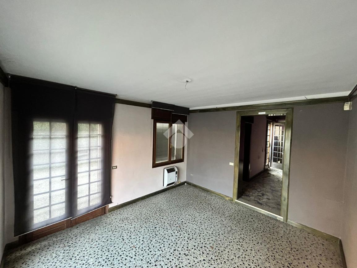 Negozio in affitto a Rosa'