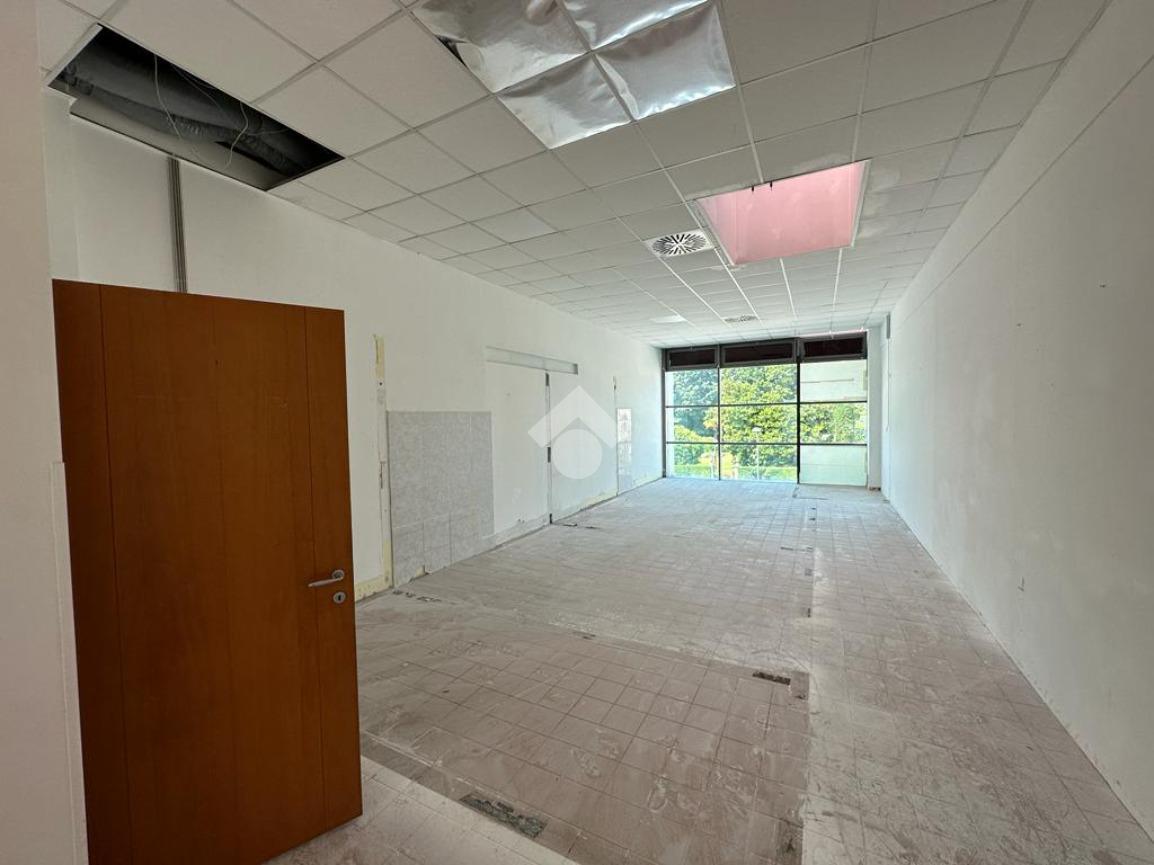 Negozio in affitto a Rosa'