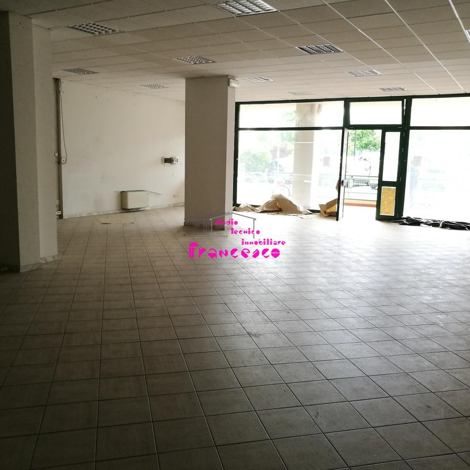 Palazzina commerciale in affitto a Empoli