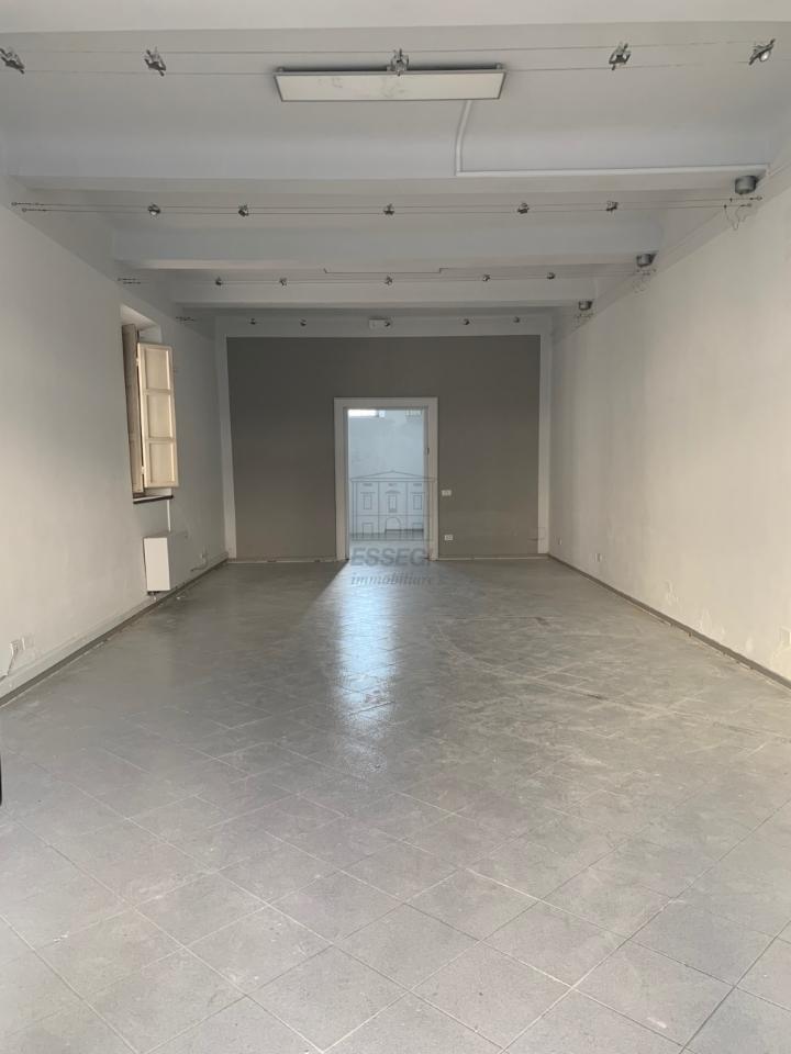 Palazzina commerciale in affitto a Lucca