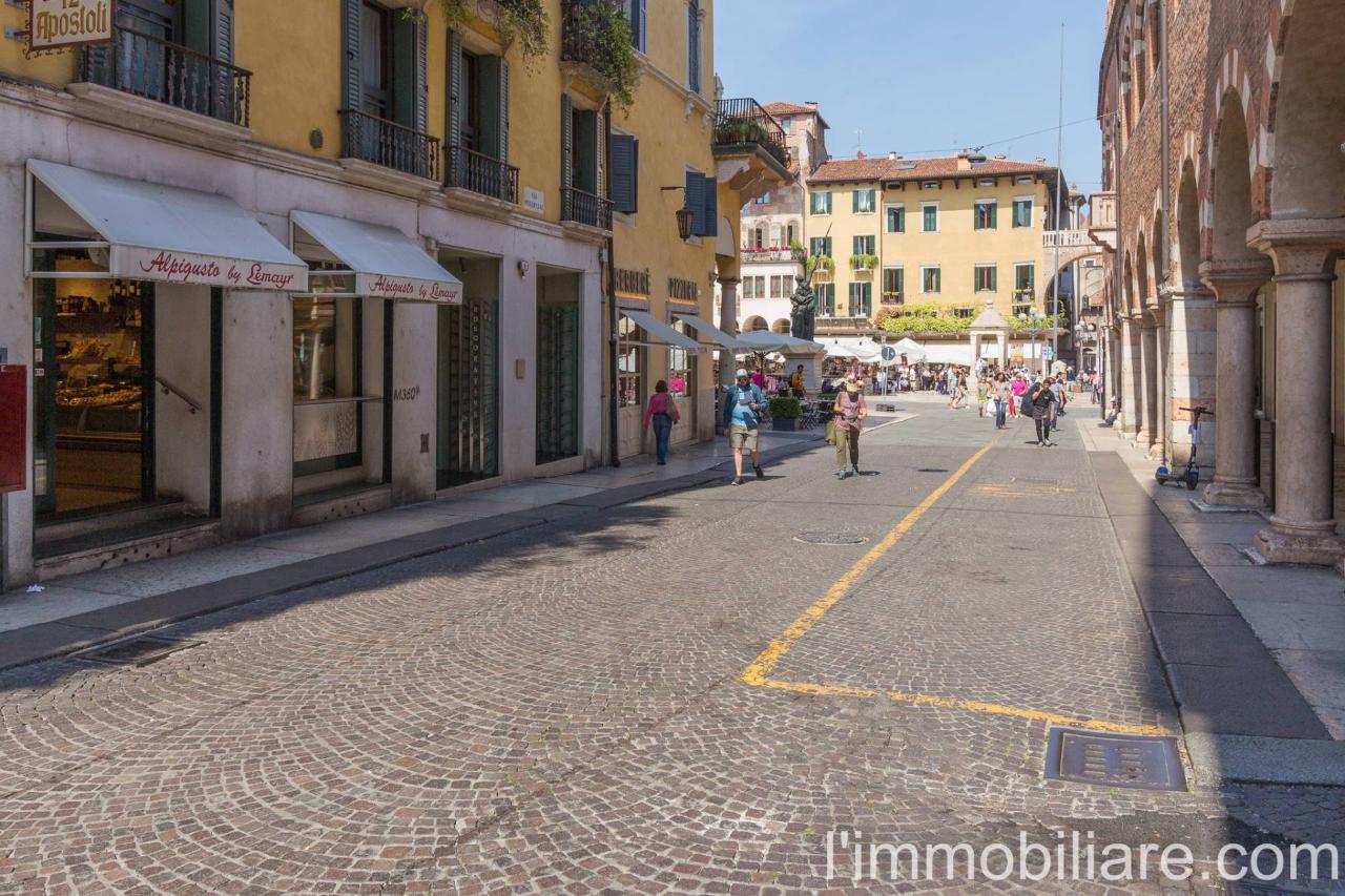Negozio in affitto a Verona