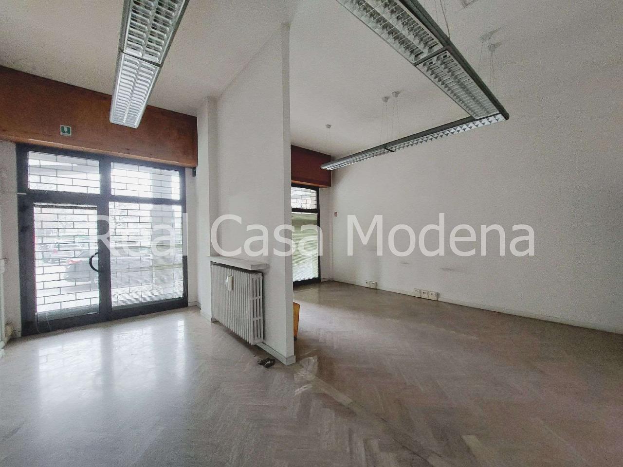 Negozio in vendita a Modena