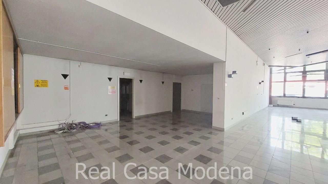 Negozio in vendita a Modena