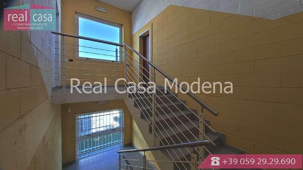 Palazzina commerciale in affitto a Modena