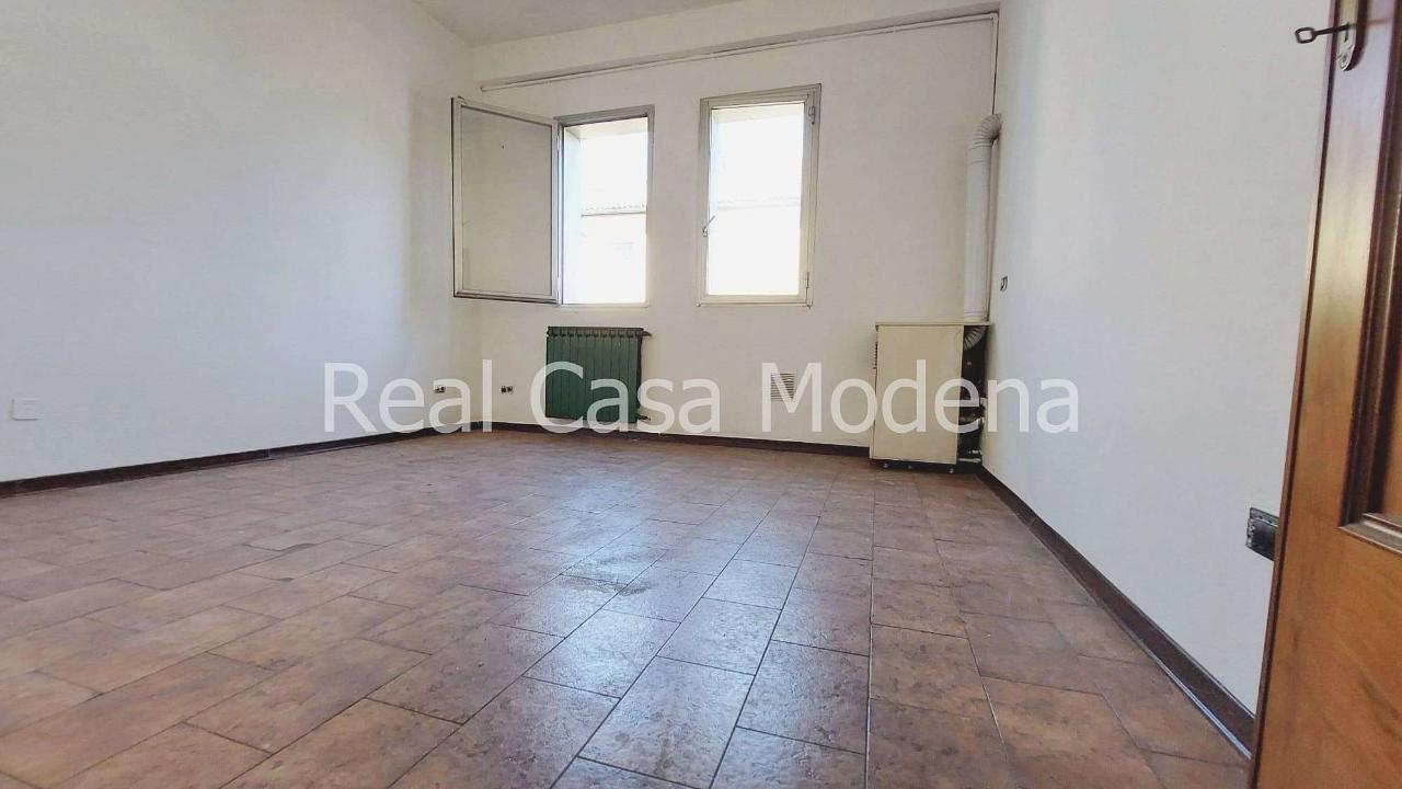 Palazzina commerciale in affitto a Modena