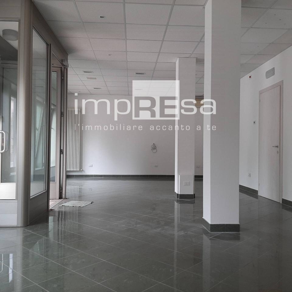 Negozio in affitto a Paese