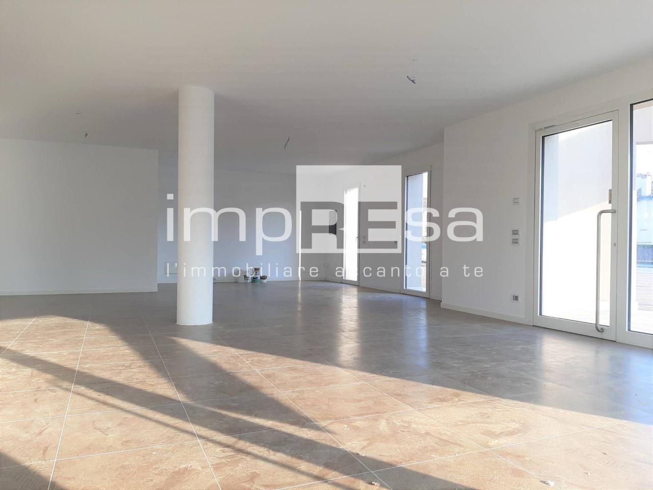 Negozio in affitto a Paese