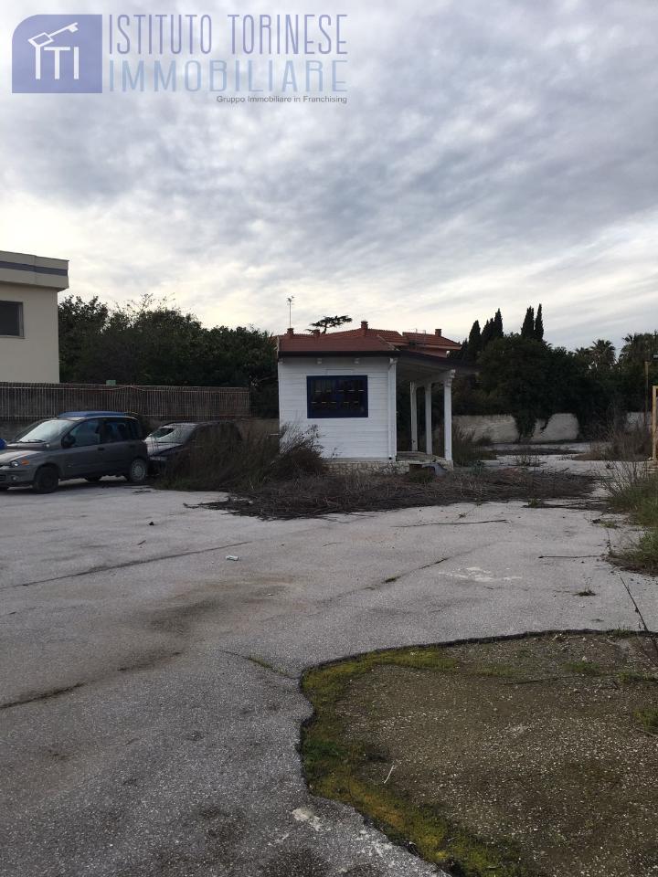 Magazzino in vendita a Giugliano In Campania
