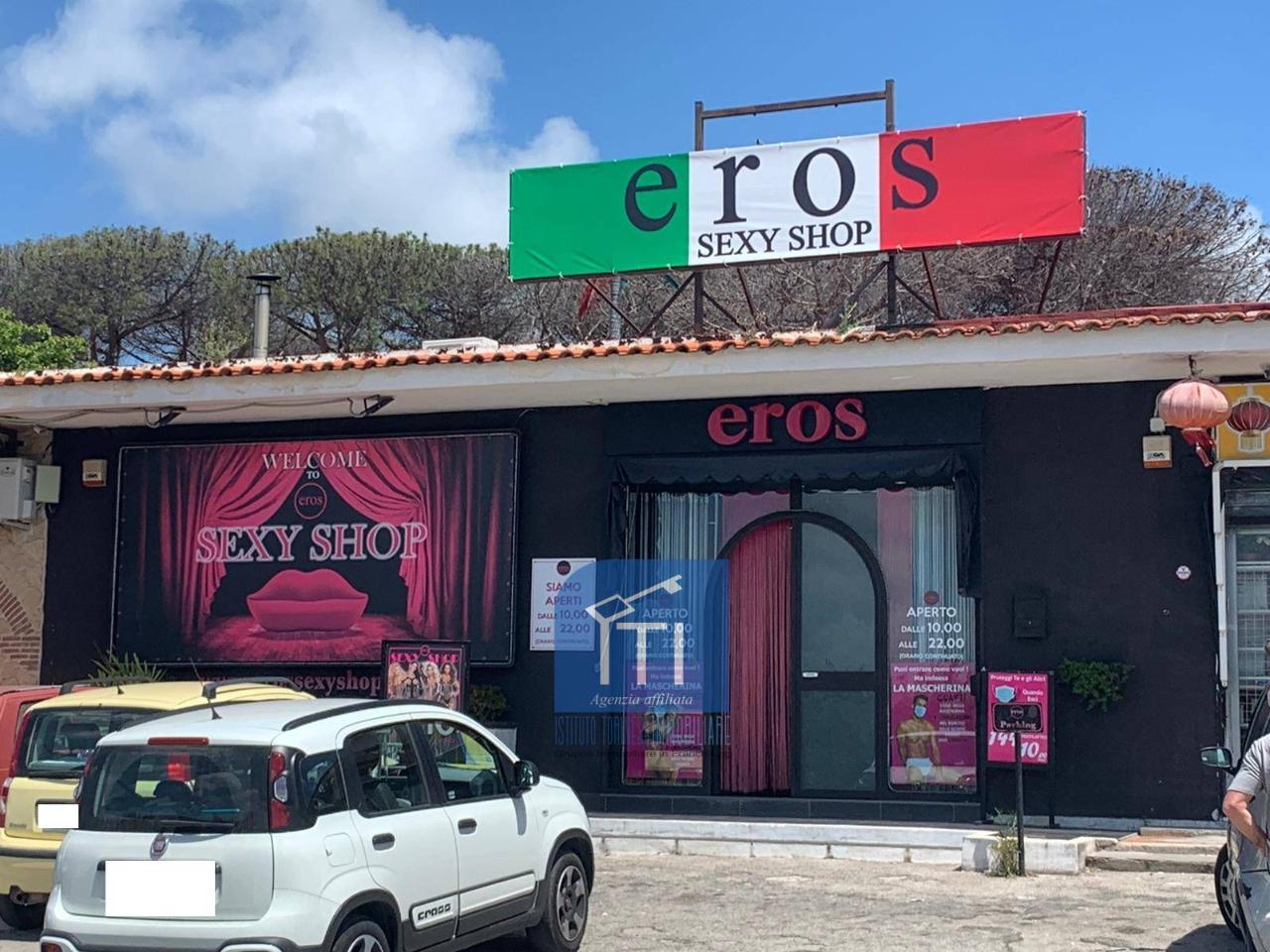 Esercizio commerciale in vendita a Giugliano In Campania