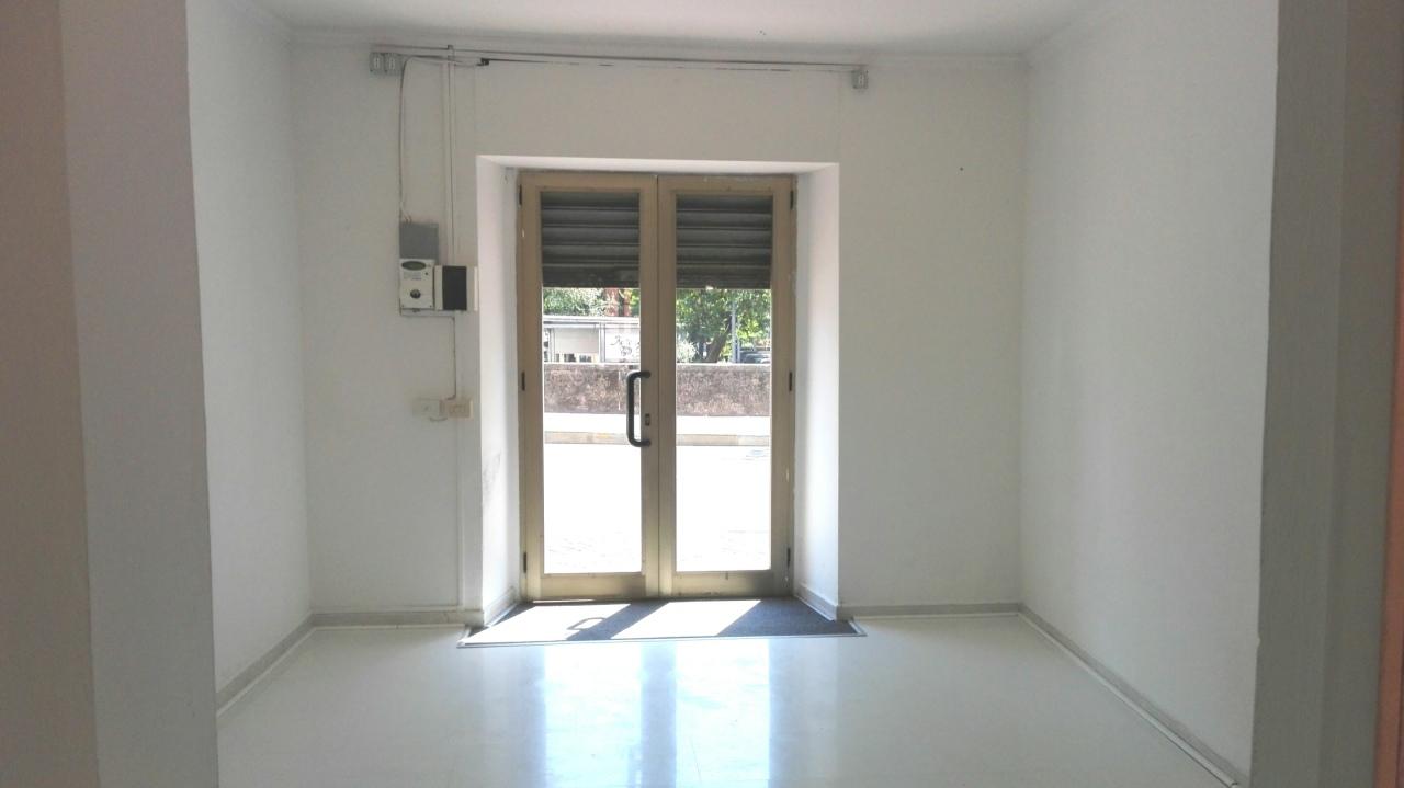 Palazzina commerciale in vendita a Sarzana