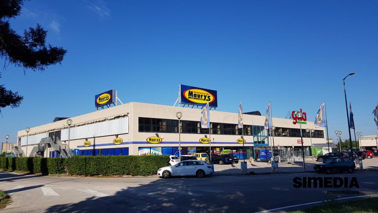 Negozio in affitto a Foligno