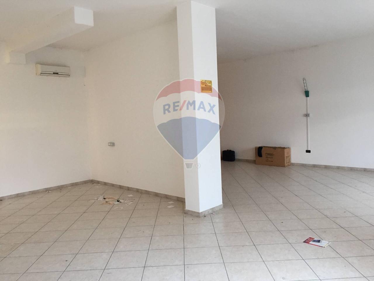 Negozio in affitto a Telese