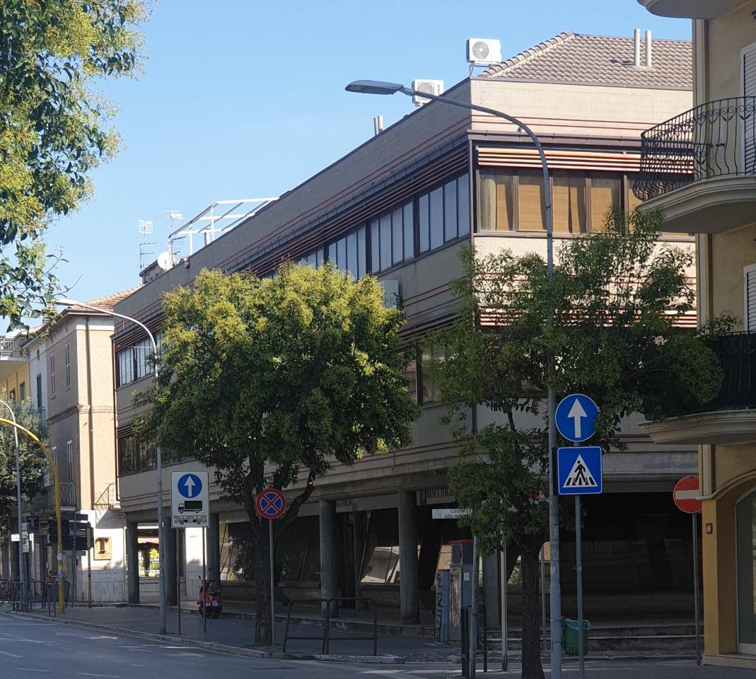 Locale commerciale in vendita a Alba Adriatica