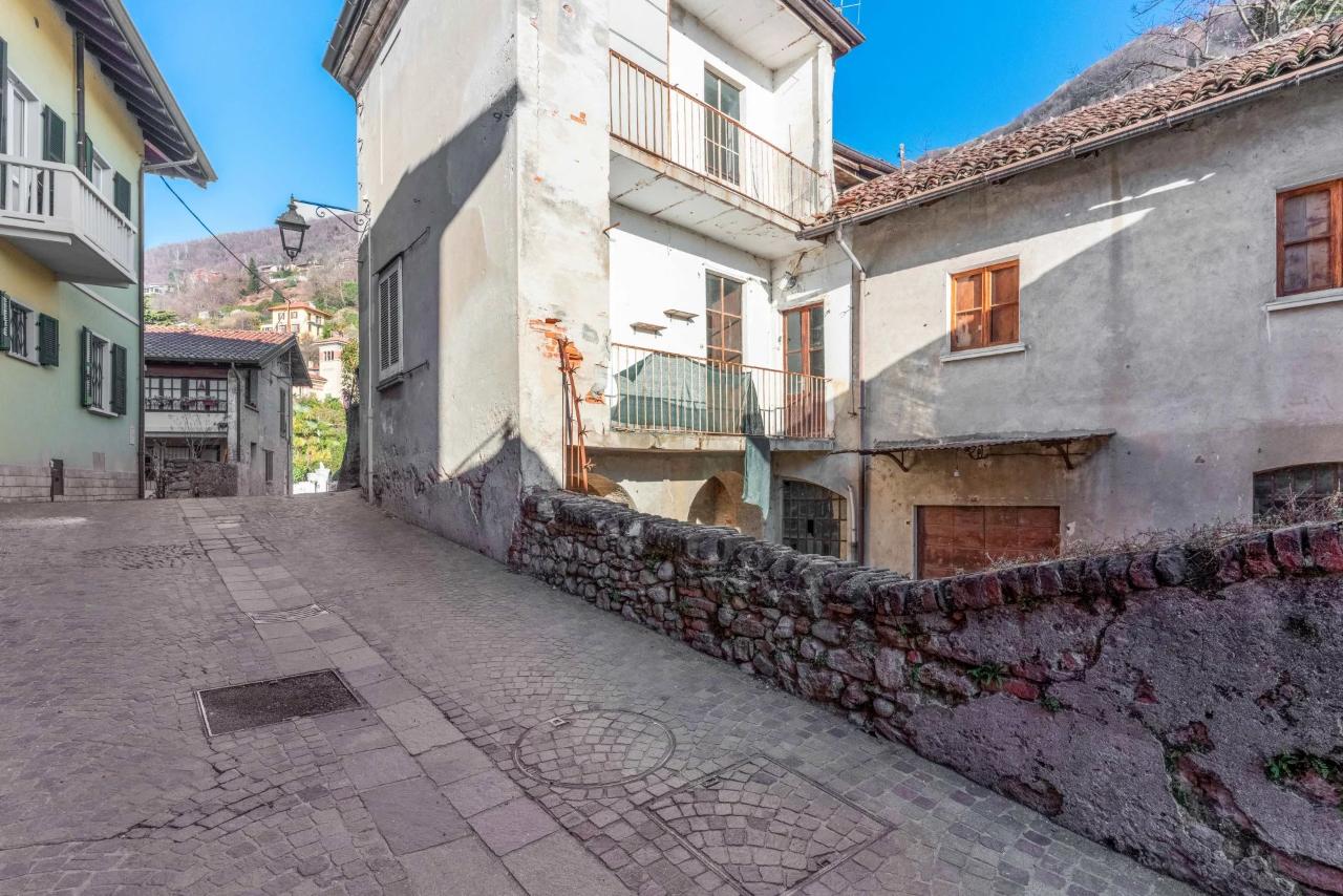 Casa indipendente in vendita a Laveno Mombello