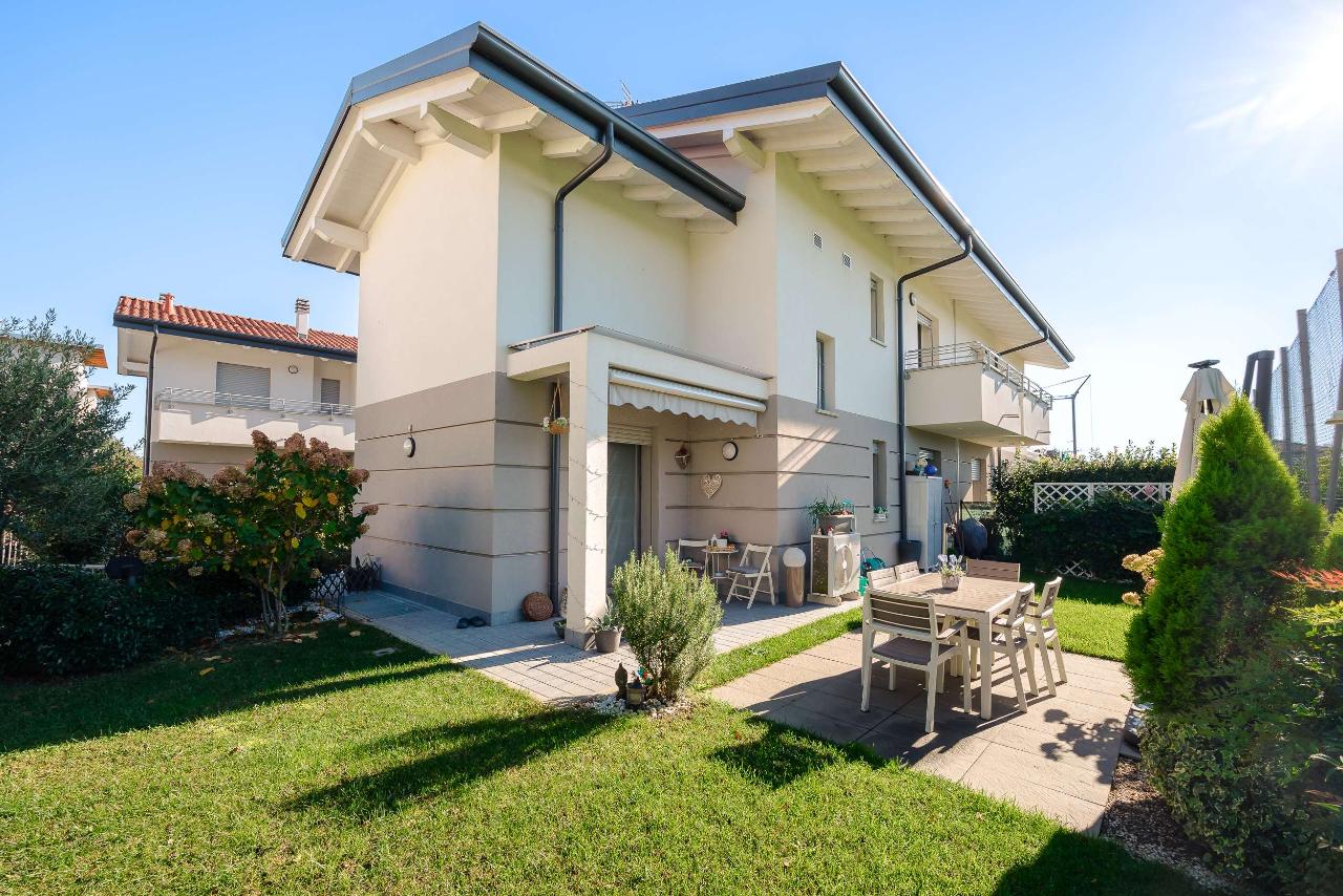 Villa bifamiliare in vendita a Cantu'