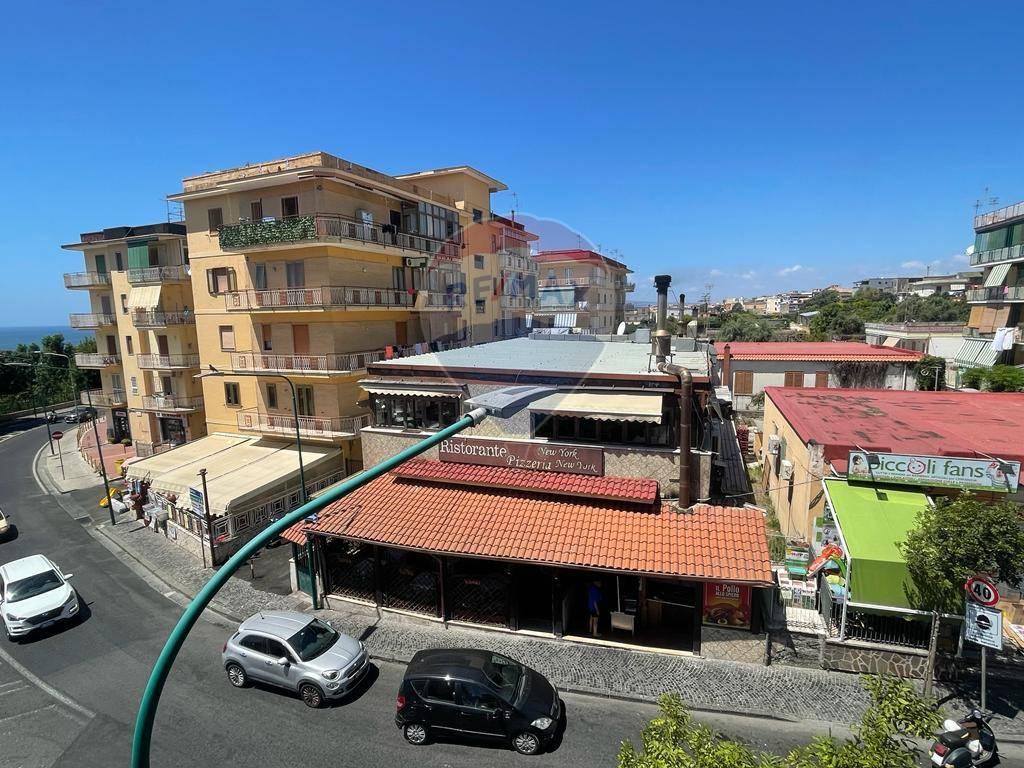 Esercizio commerciale in affitto a Torre Del Greco