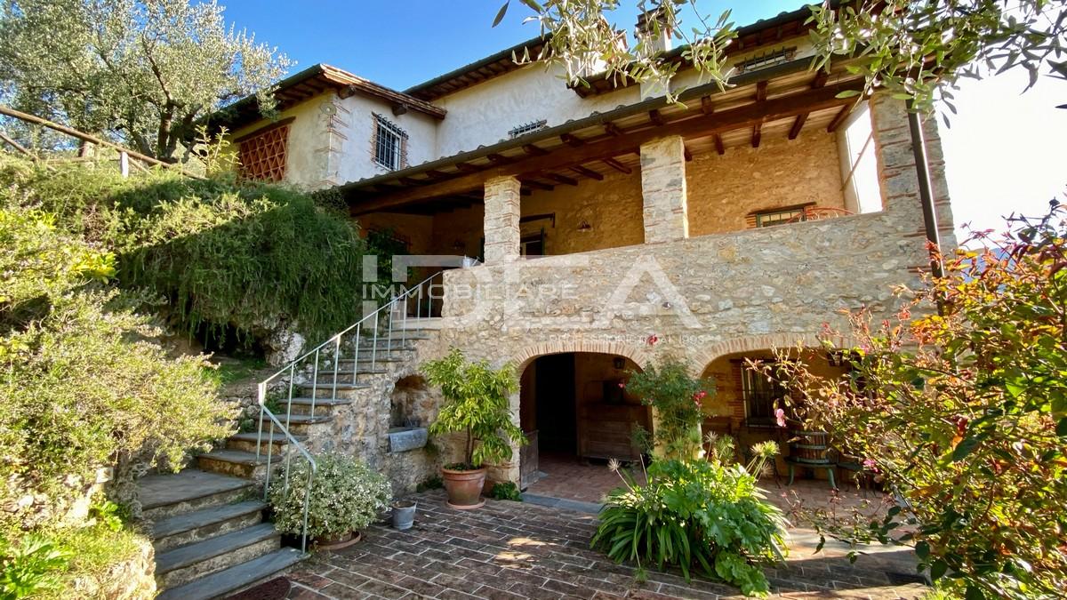 Terreno con rustico in vendita a Camaiore