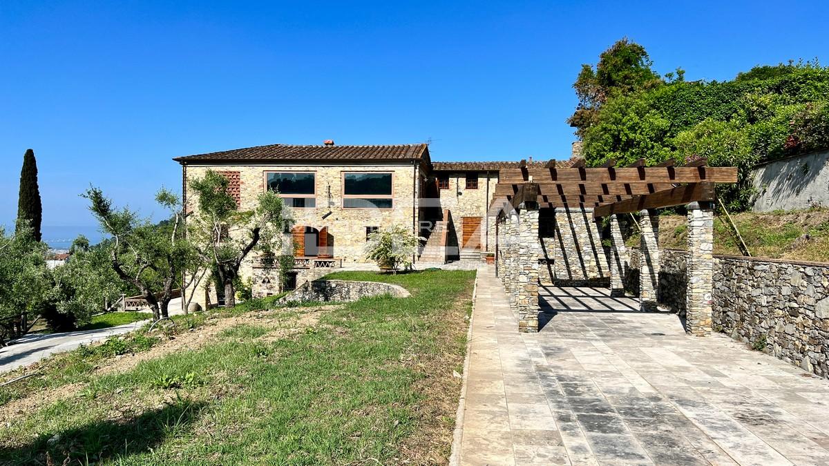 Terreno con rustico in vendita a Massarosa