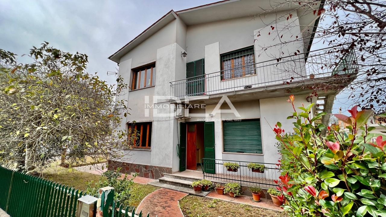 Villa plurifamiliare in vendita a Lucca